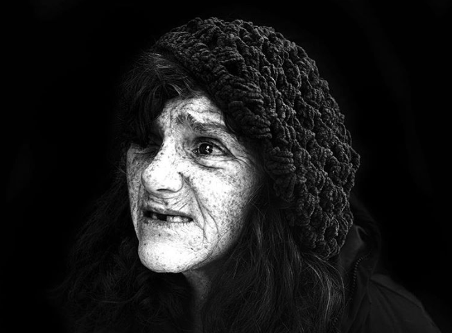 This Girl Captures Beautiful Photos of the Homeless — and She’s Just 17