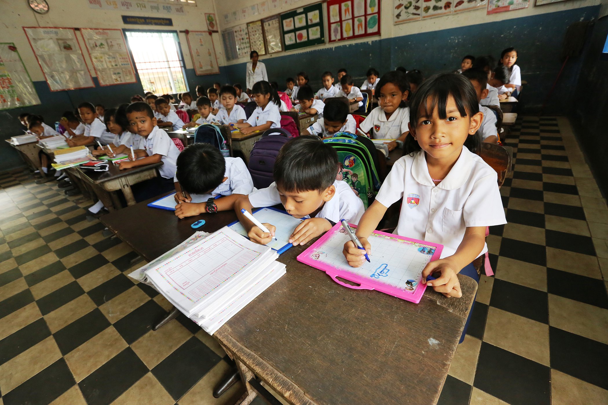 13 Photos of Different Ways Children Learn Around the World